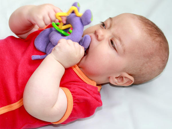 A mi bebé le gusta morder todo, ¿es normal? - cepancepan